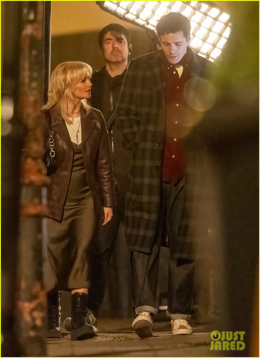 Jonah Hauer-King & Millie Gibson Film Kissing Scene for 'Doctor Who' in ...