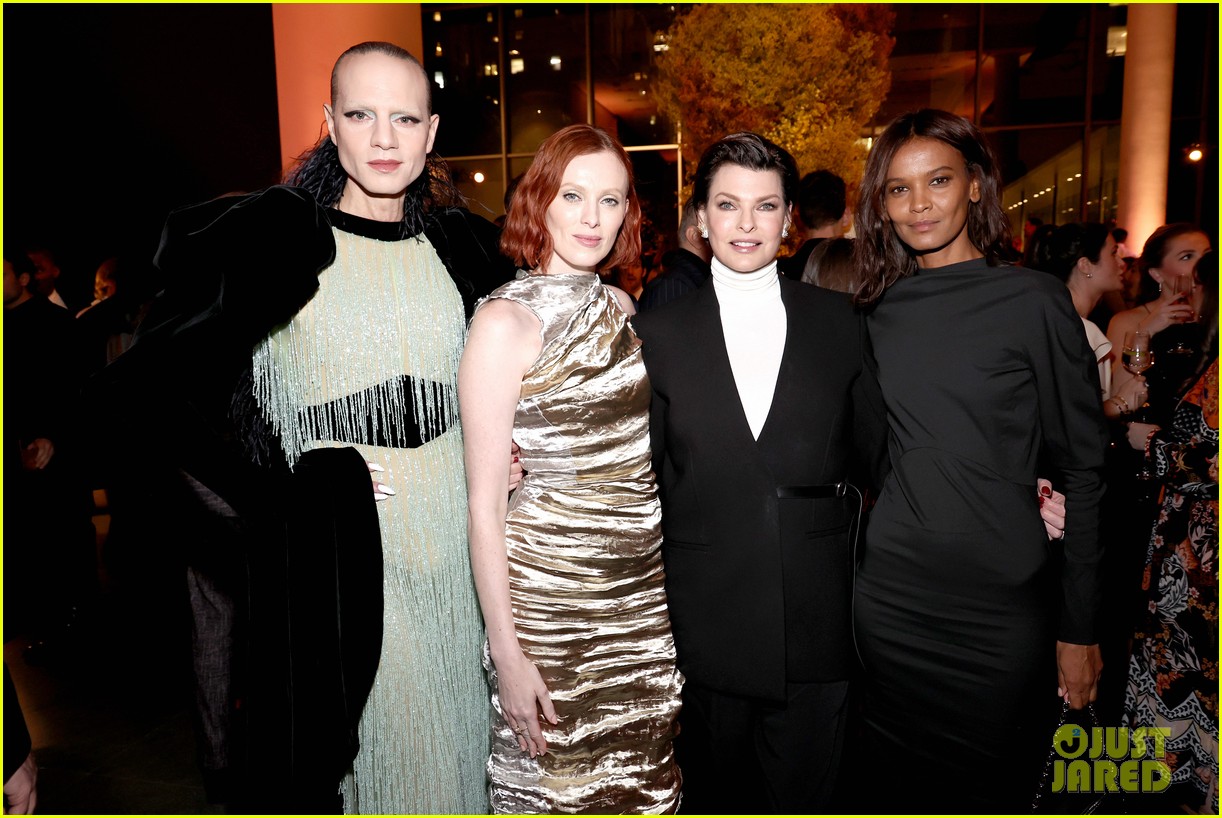 Renee Rapp, Trevor Noah, & Julia Louis-Dreyfus Arrive in Style for ...