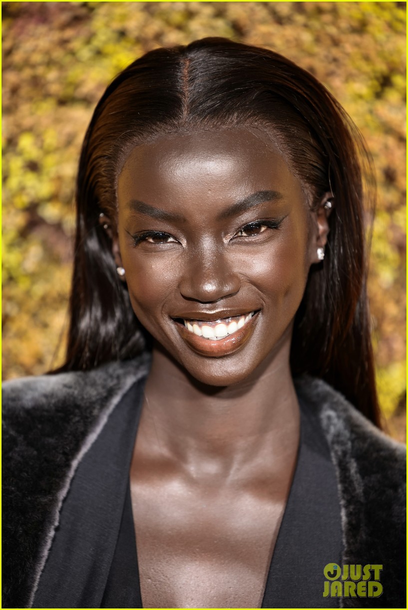 Renee Rapp, Trevor Noah, & Julia Louis-Dreyfus Arrive in Style for ...