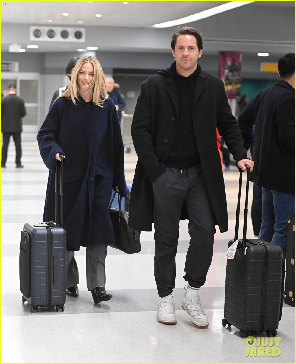 Margot Robbie & Husband Tom Ackerley Arrive in New York City: Photo ...