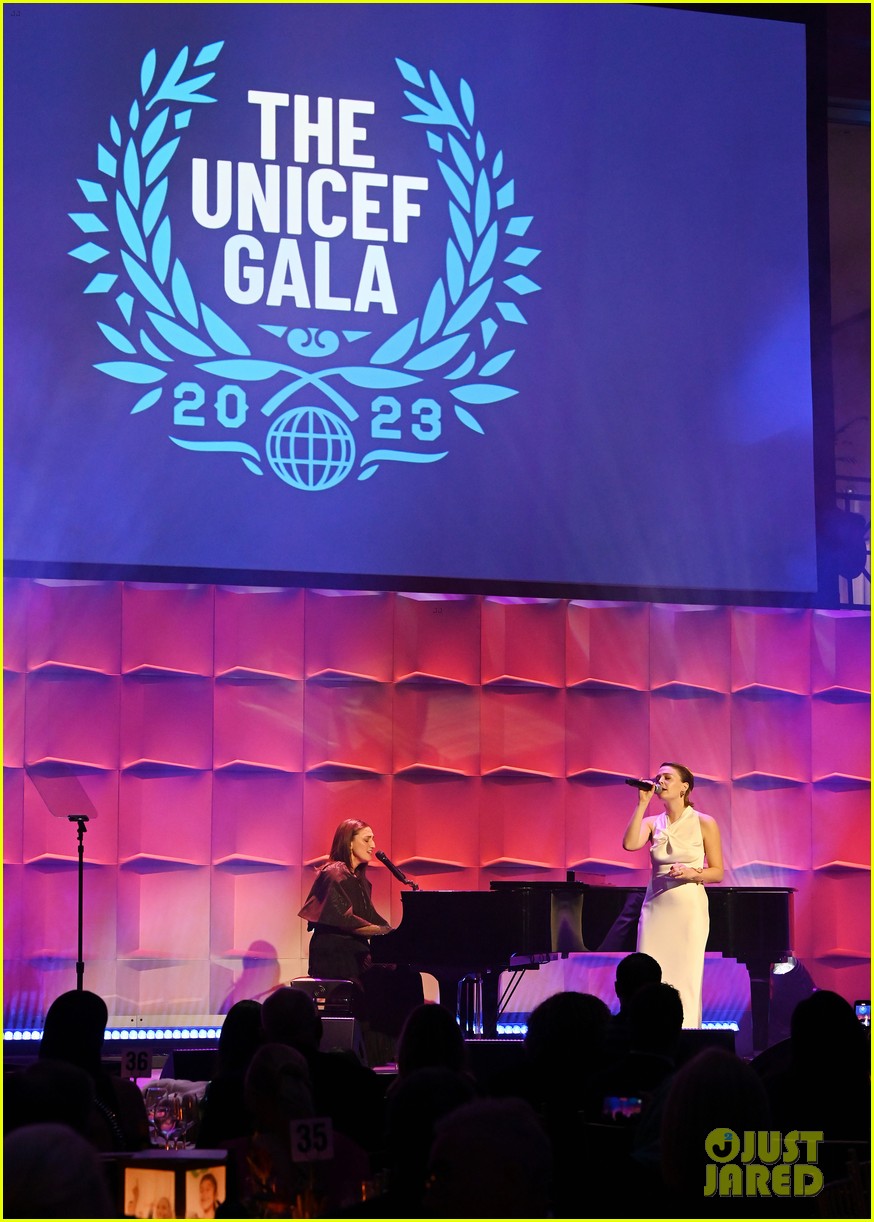 Sara Bareilles & Maggie Rogers Perform 'Waitress' Duet at UNICEF Gala ...