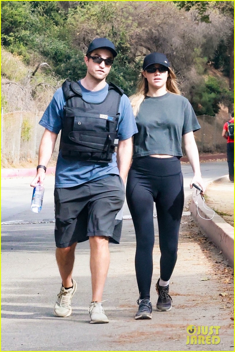 Robert Pattinson & Suki Waterhouse Get in Some Exercise on Morning Hike ...