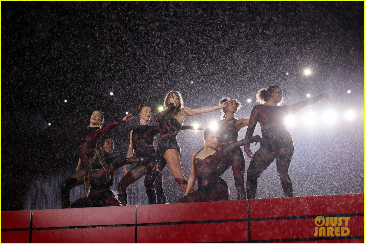 Photo: taylor swift rio rain show 002 | Photo 4987928 | Just Jared ...