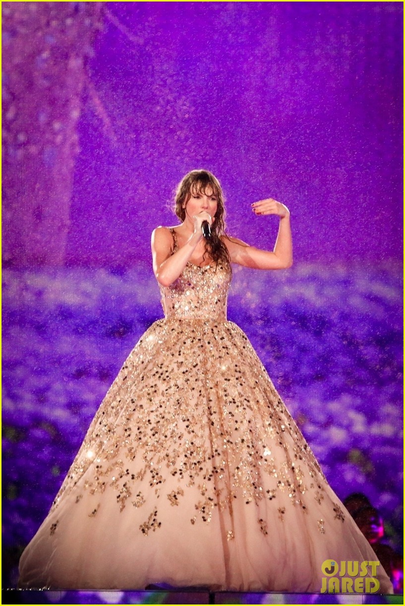 Photo: taylor swift rio rain show 006 | Photo 4987932 | Just Jared ...