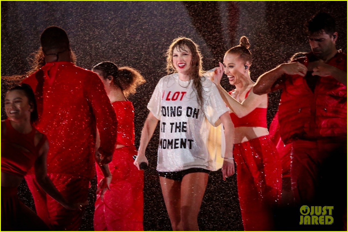 Photo: taylor swift rio rain show 011 | Photo 4987937 | Just Jared ...