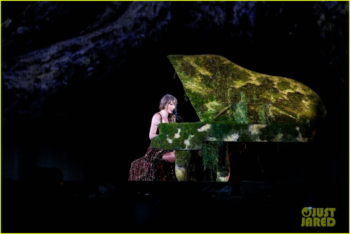 Photo: taylor swift rio rain show 015 | Photo 4987941 | Just Jared ...