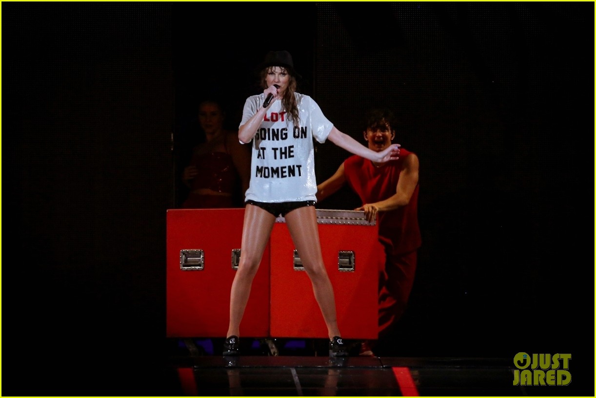 Photo: taylor swift rio rain show 016 | Photo 4987942 | Just Jared ...