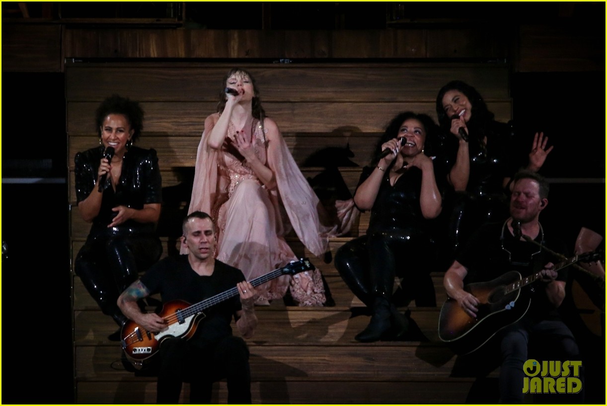 Photo: taylor swift rio rain show 019 | Photo 4987945 | Just Jared ...