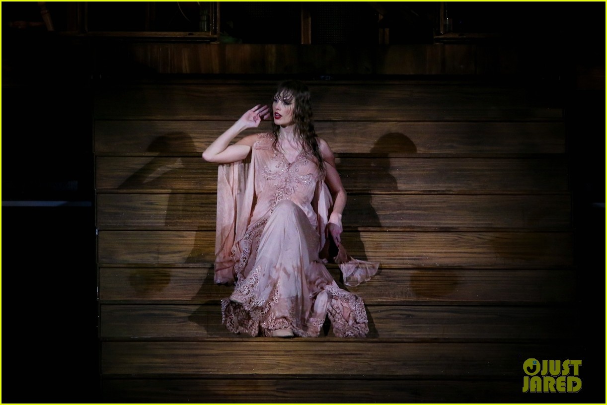 Photo: taylor swift rio rain show 021 | Photo 4987947 | Just Jared ...