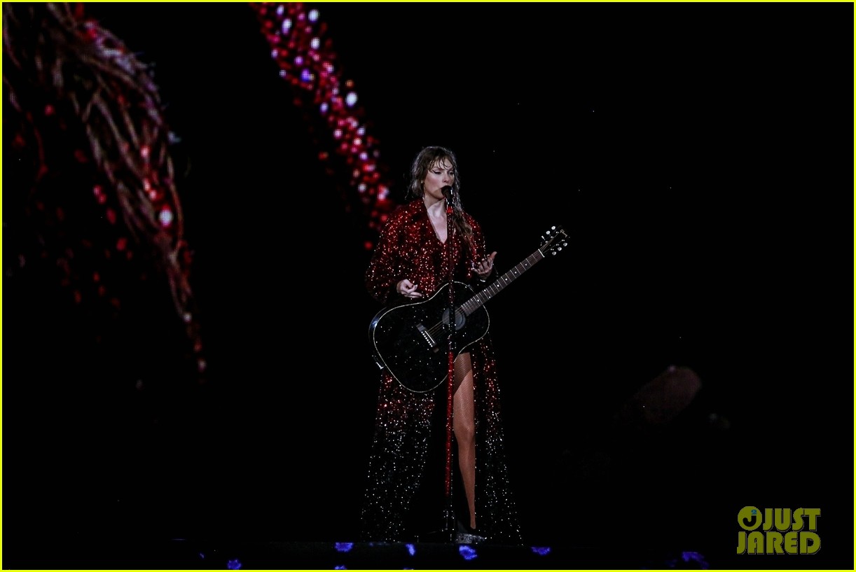 Photo: taylor swift rio rain show 022 | Photo 4987948 | Just Jared ...