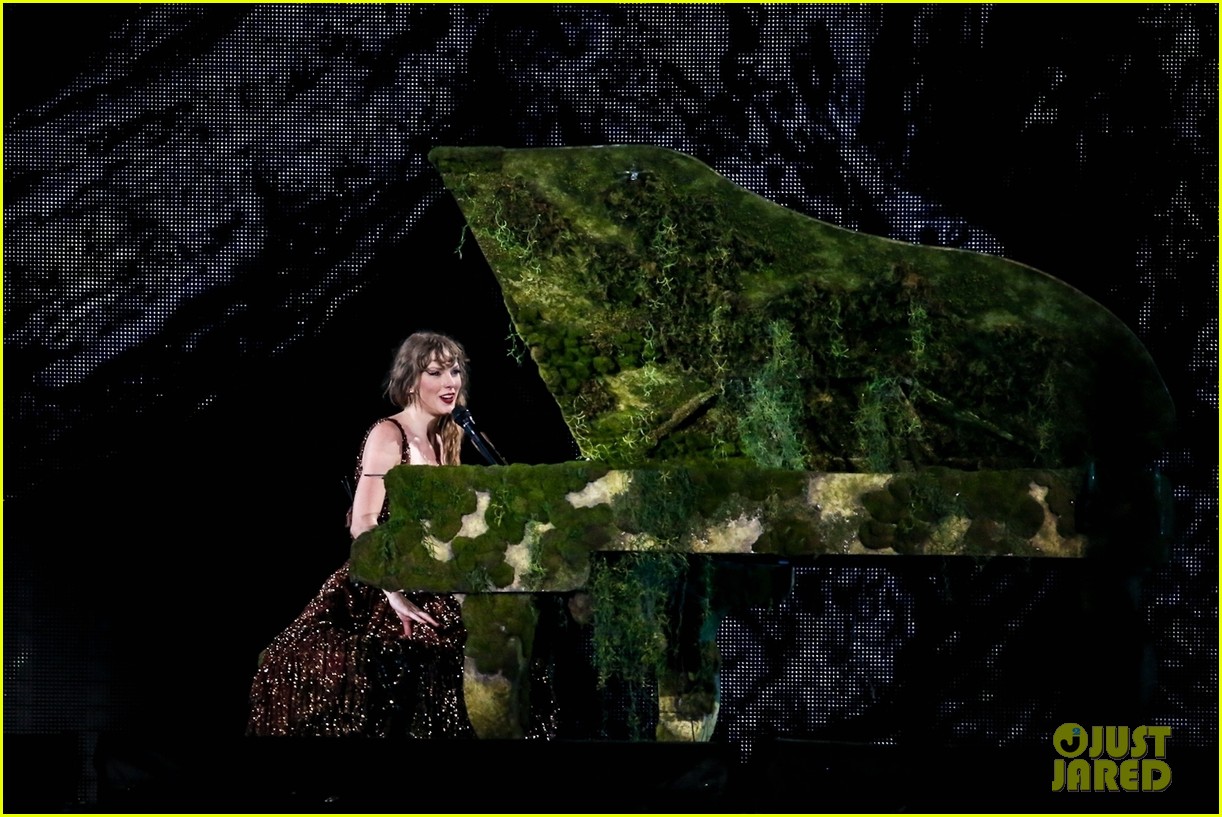 Photo: taylor swift rio rain show 028 | Photo 4987954 | Just Jared ...