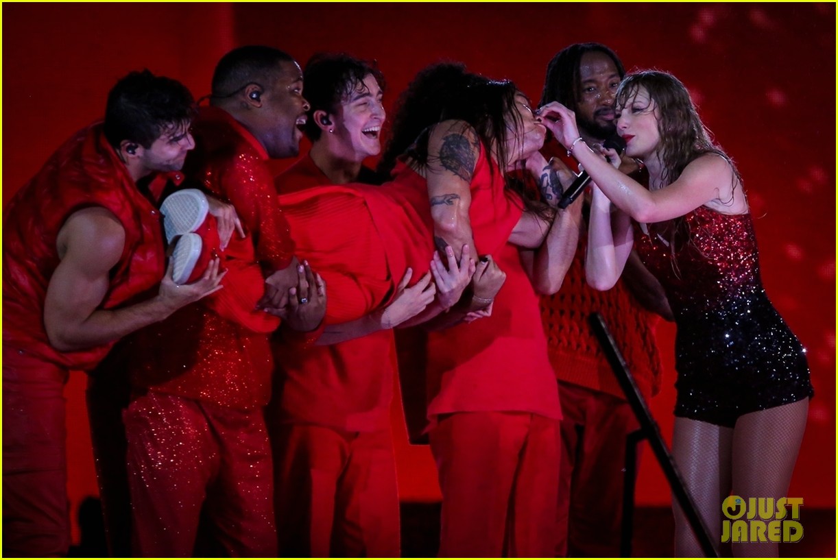 Photo: taylor swift rio rain show 042 | Photo 4987968 | Just Jared ...