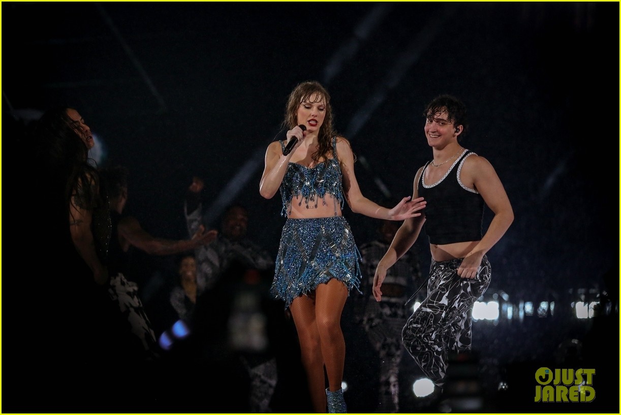 Photo: taylor swift rio rain show 046 | Photo 4987972 | Just Jared ...