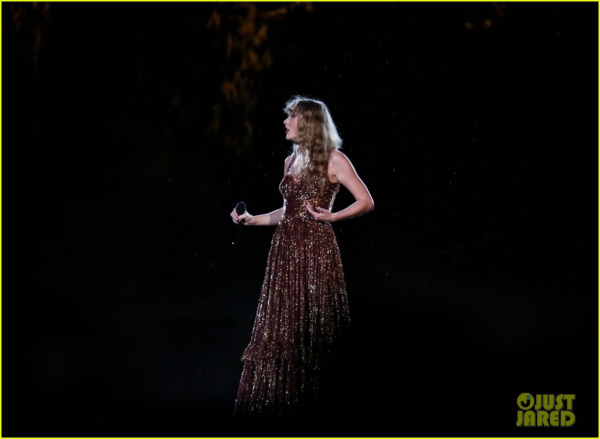Photo: taylor swift rio rain show 052 | Photo 4987978 | Just Jared ...