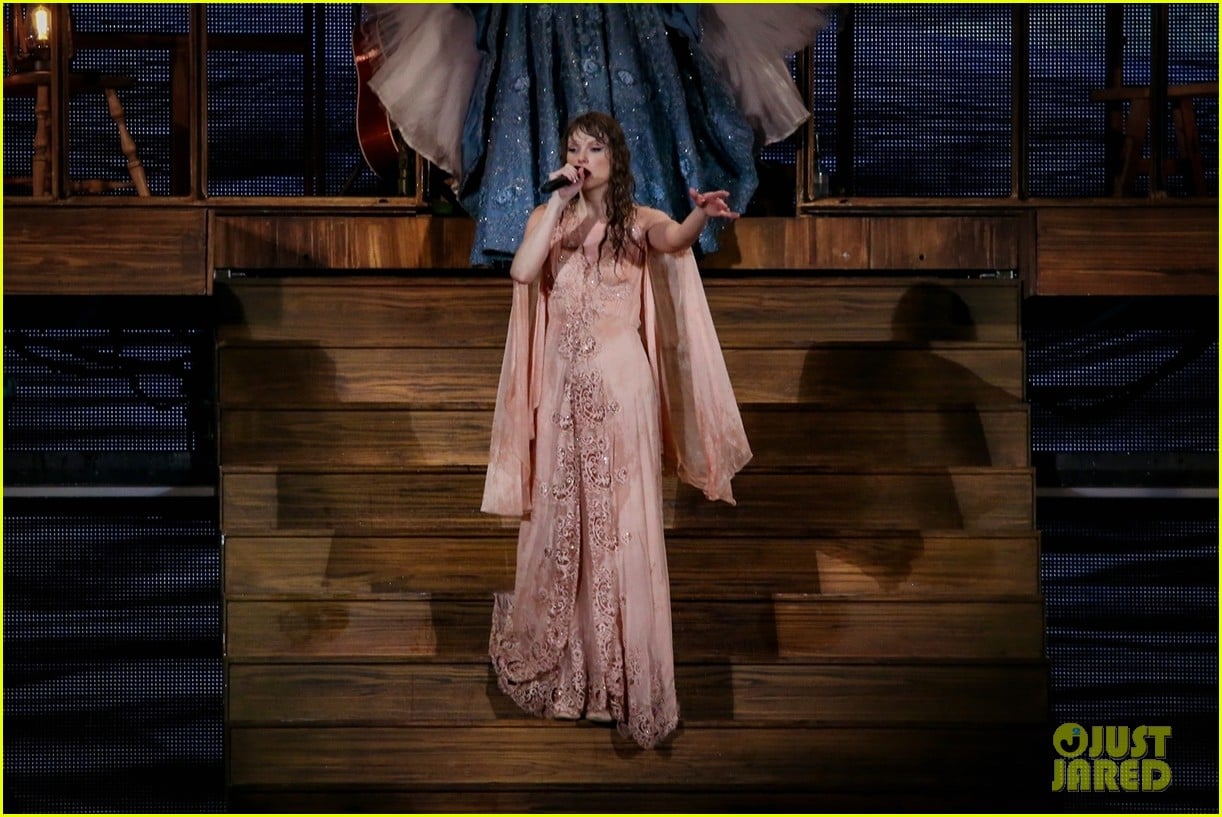 Photo: taylor swift rio rain show 053 | Photo 4987979 | Just Jared ...