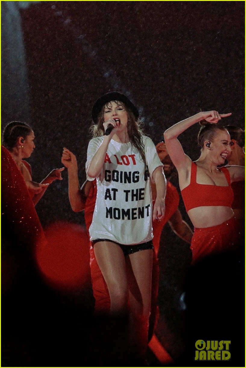 Photo: taylor swift rio rain show 057 | Photo 4987983 | Just Jared ...
