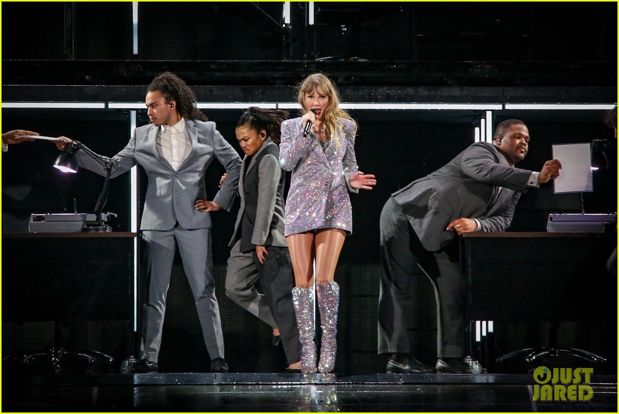 Photo: taylor swift rio rain show 059 | Photo 4987985 | Just Jared ...