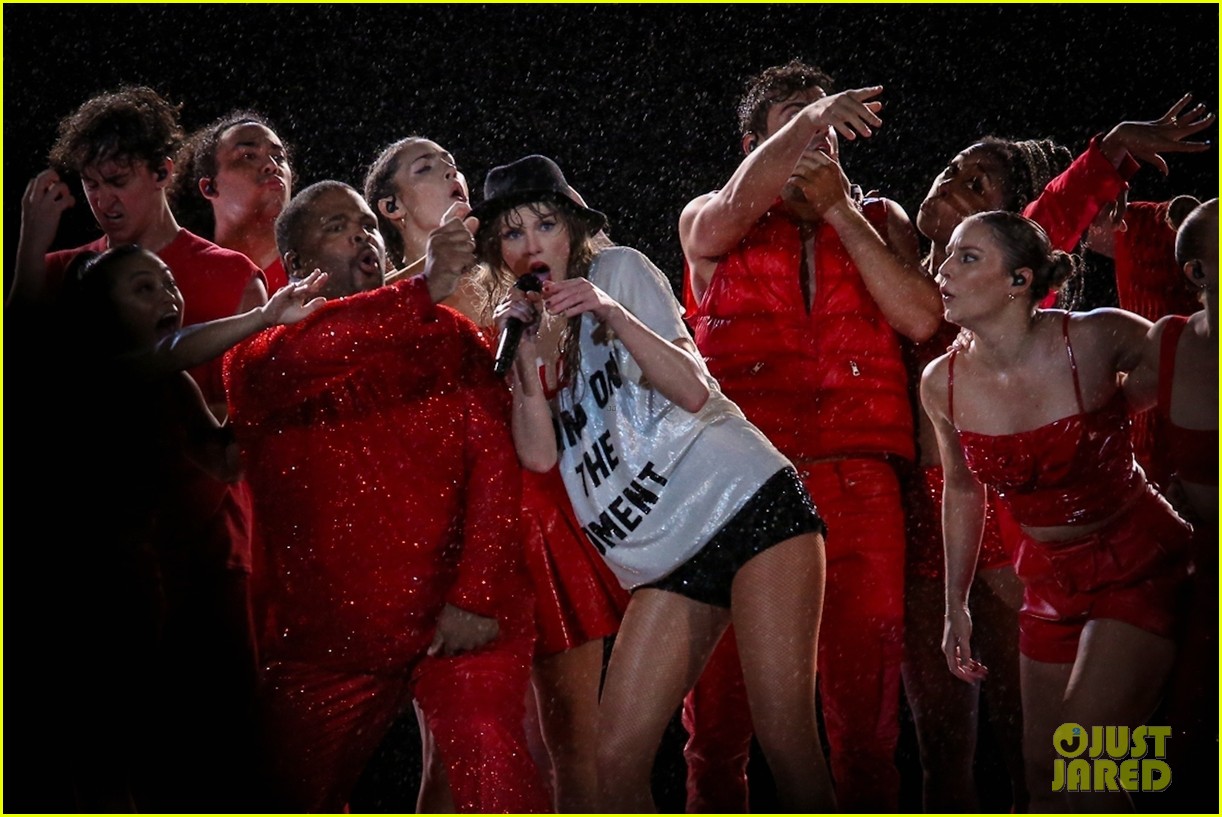 Photo: taylor swift rio rain show 064 | Photo 4987990 | Just Jared ...