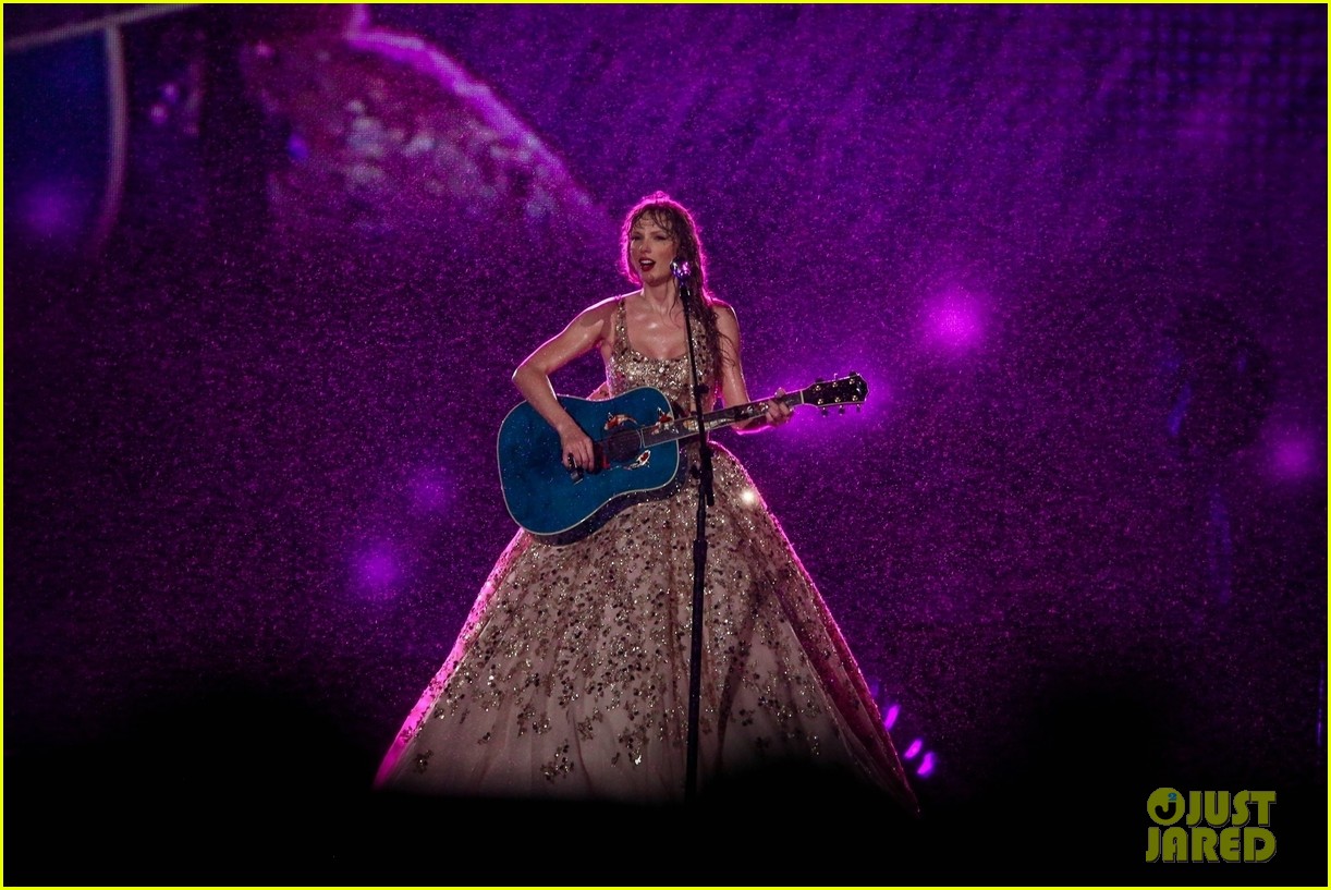 Photo: taylor swift rio rain show 074 | Photo 4988000 | Just Jared ...