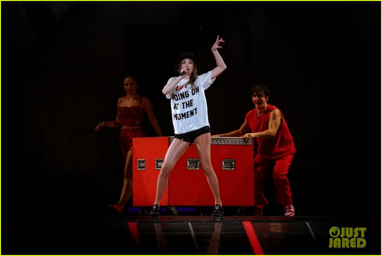 Photo: taylor swift rio rain show 081 | Photo 4988007 | Just Jared ...