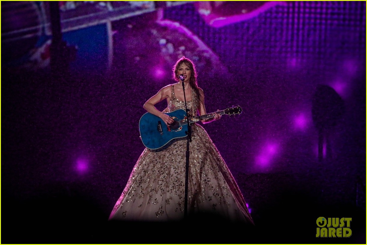 Photo: taylor swift rio rain show 091 | Photo 4988017 | Just Jared ...