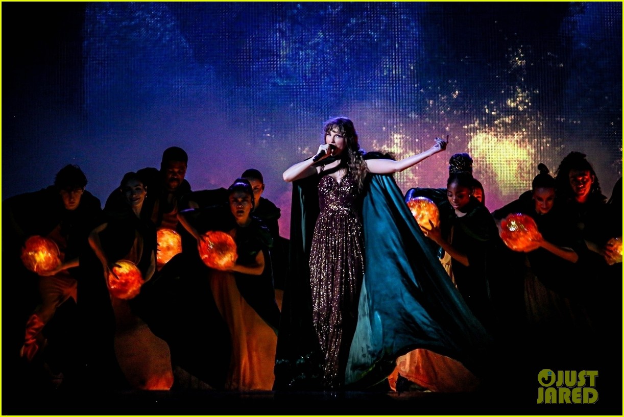 Photo: taylor swift rio rain show 093 | Photo 4988019 | Just Jared ...