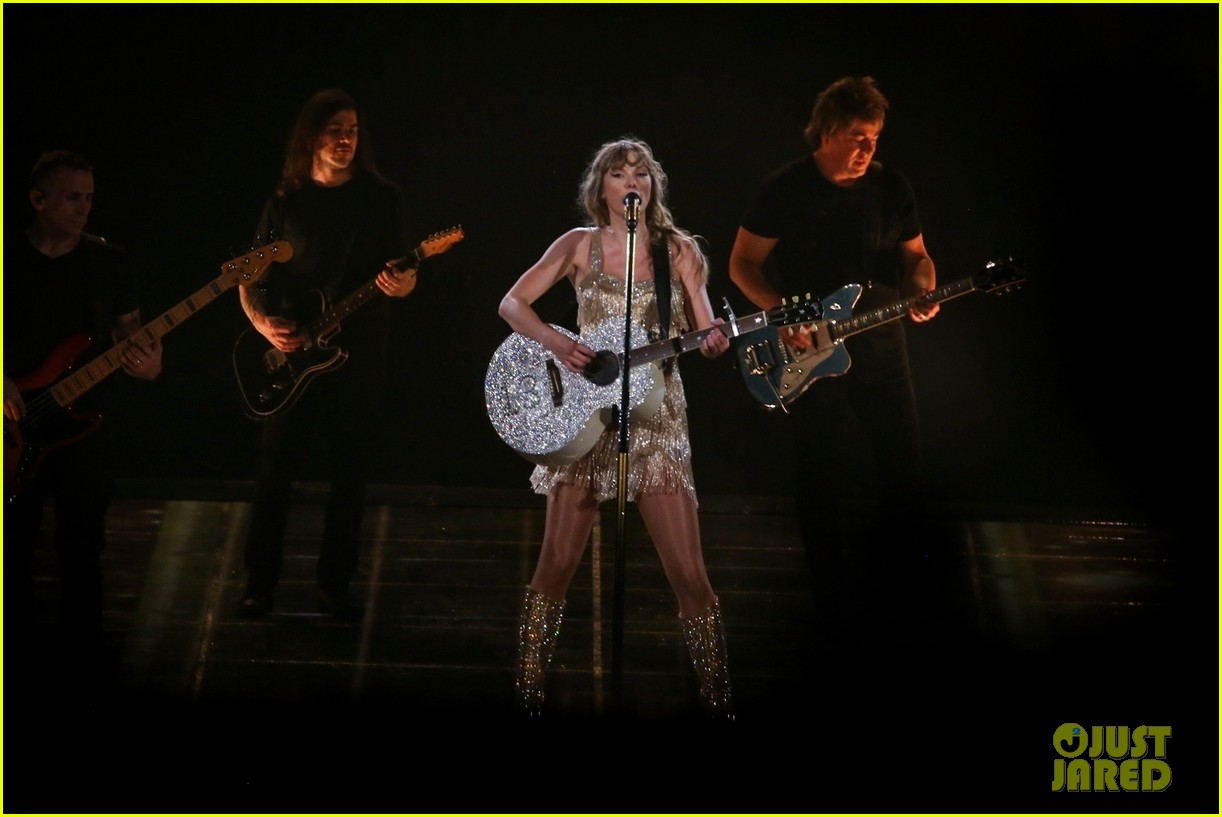 Photo: taylor swift rio rain show 101 | Photo 4988027 | Just Jared ...