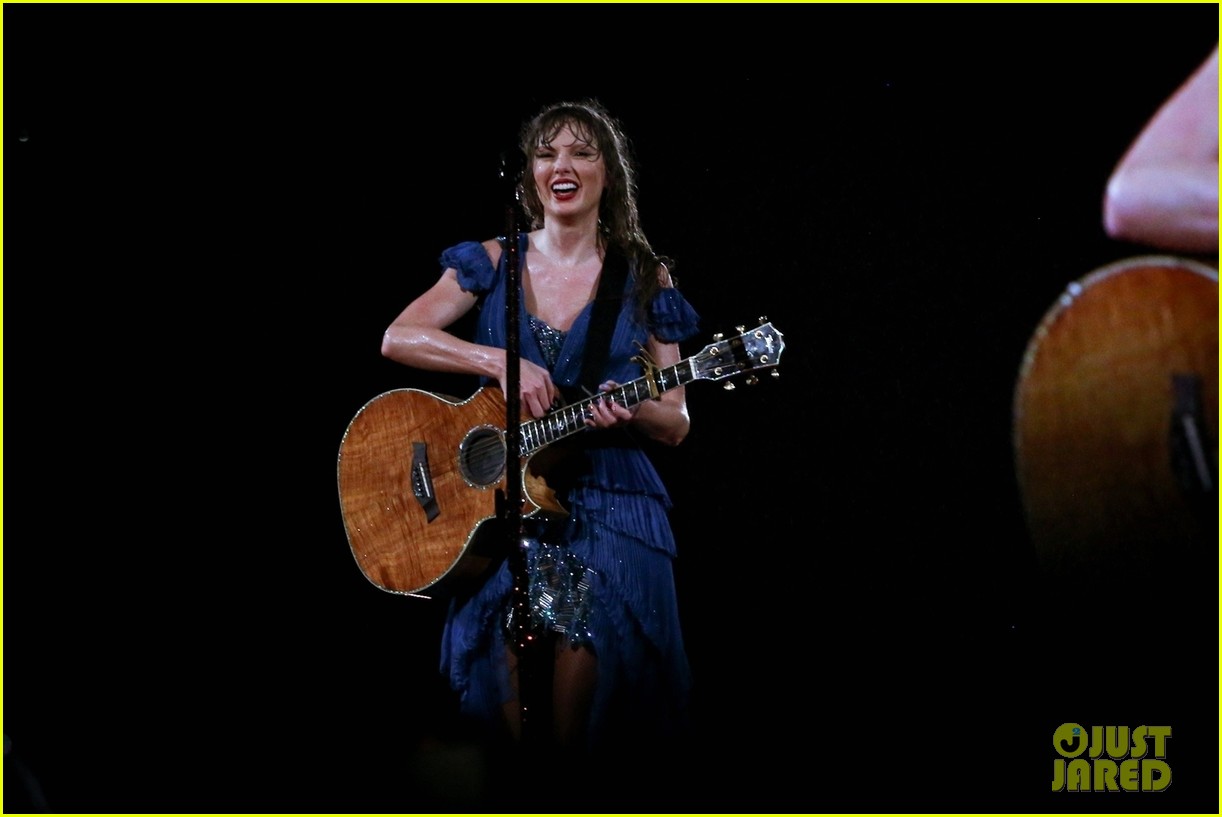 Photo: taylor swift rio rain show 123 | Photo 4988049 | Just Jared ...