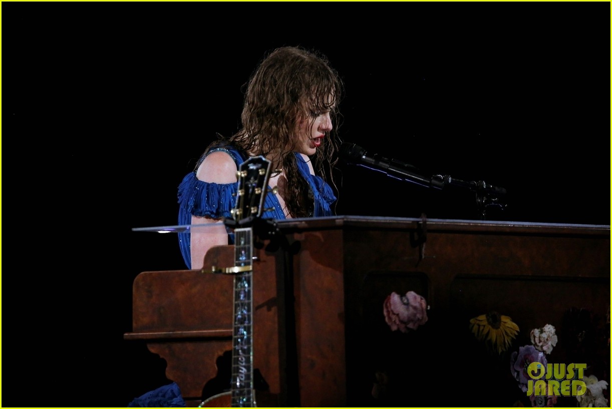 Photo: taylor swift rio rain show 137 | Photo 4988063 | Just Jared ...