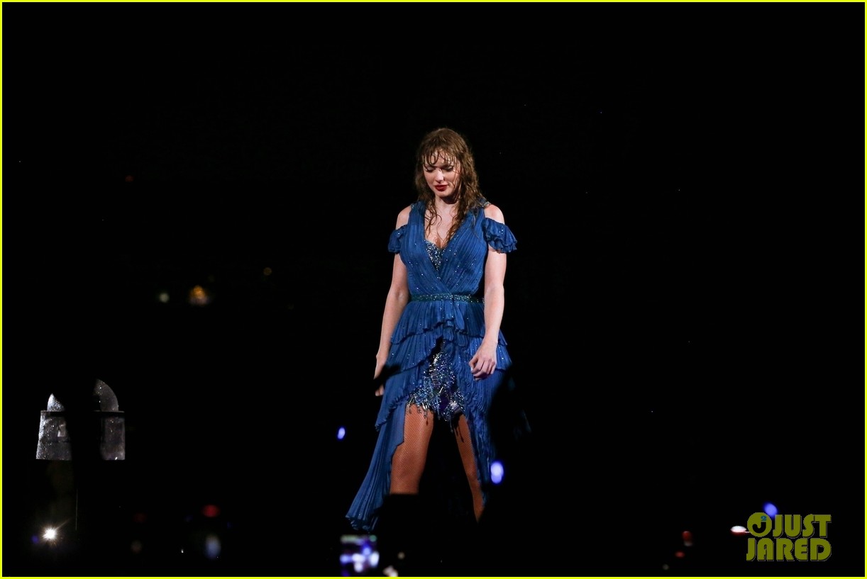 Photo: taylor swift rio rain show 142 | Photo 4988068 | Just Jared ...