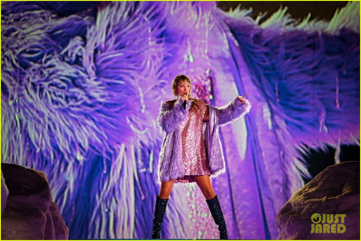 Photo: taylor swift rio rain show 159 | Photo 4988085 | Just Jared ...