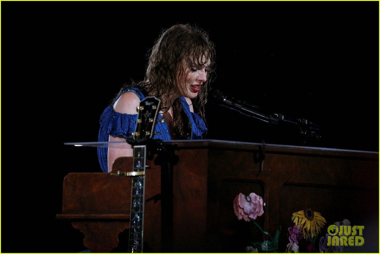 Photo: taylor swift rio rain show 164 | Photo 4988090 | Just Jared ...