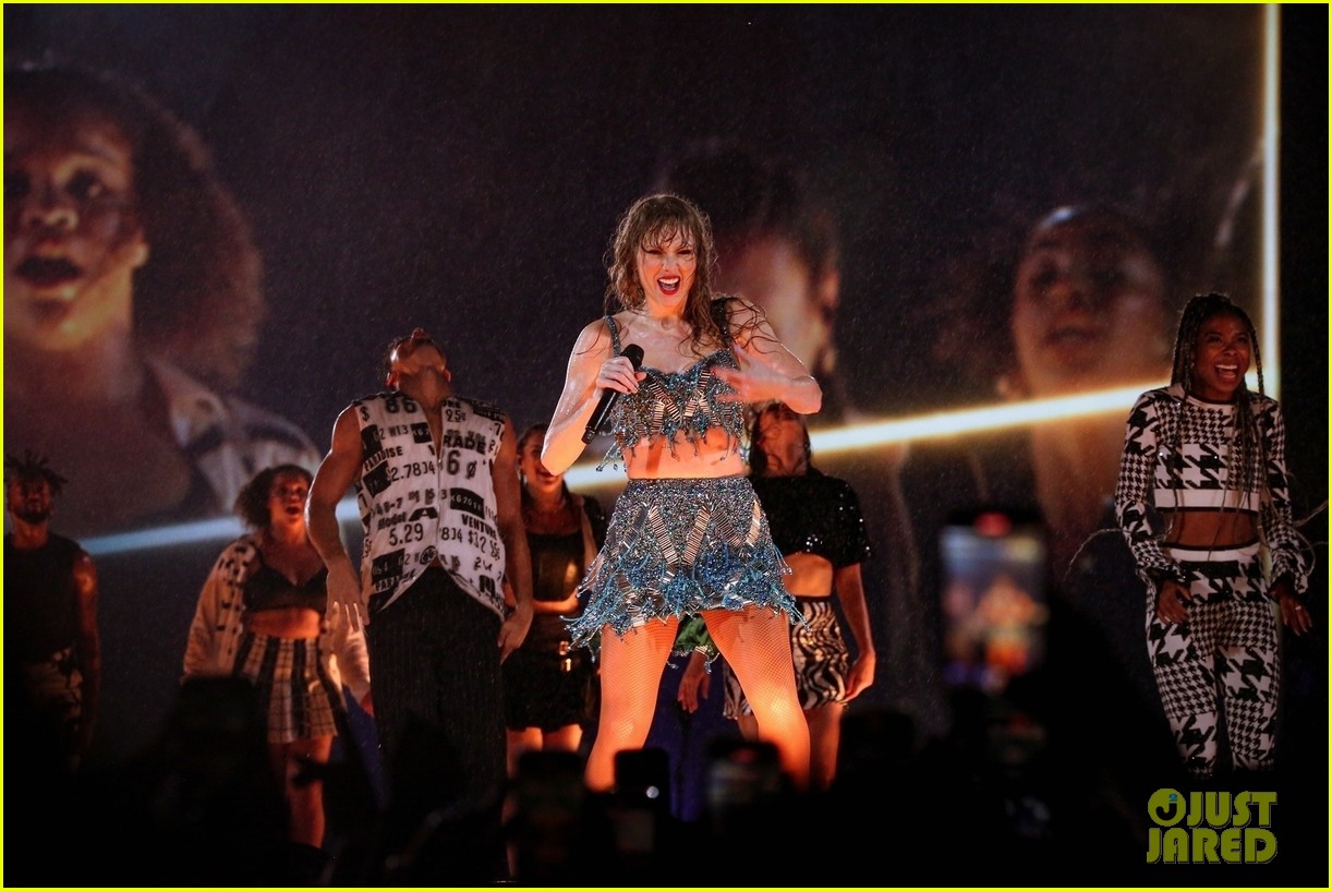 Photo: taylor swift rio rain show 165 | Photo 4988091 | Just Jared ...