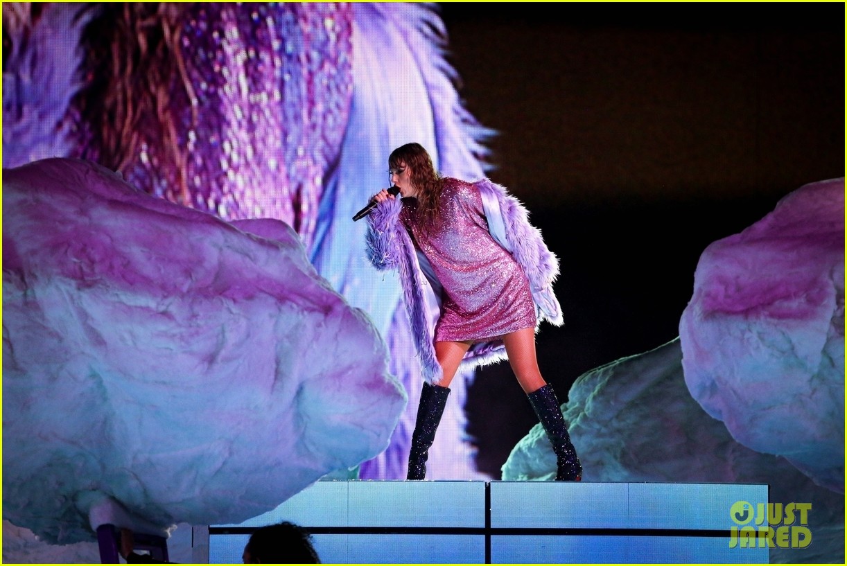 Photo: taylor swift rio rain show 168 | Photo 4988094 | Just Jared ...
