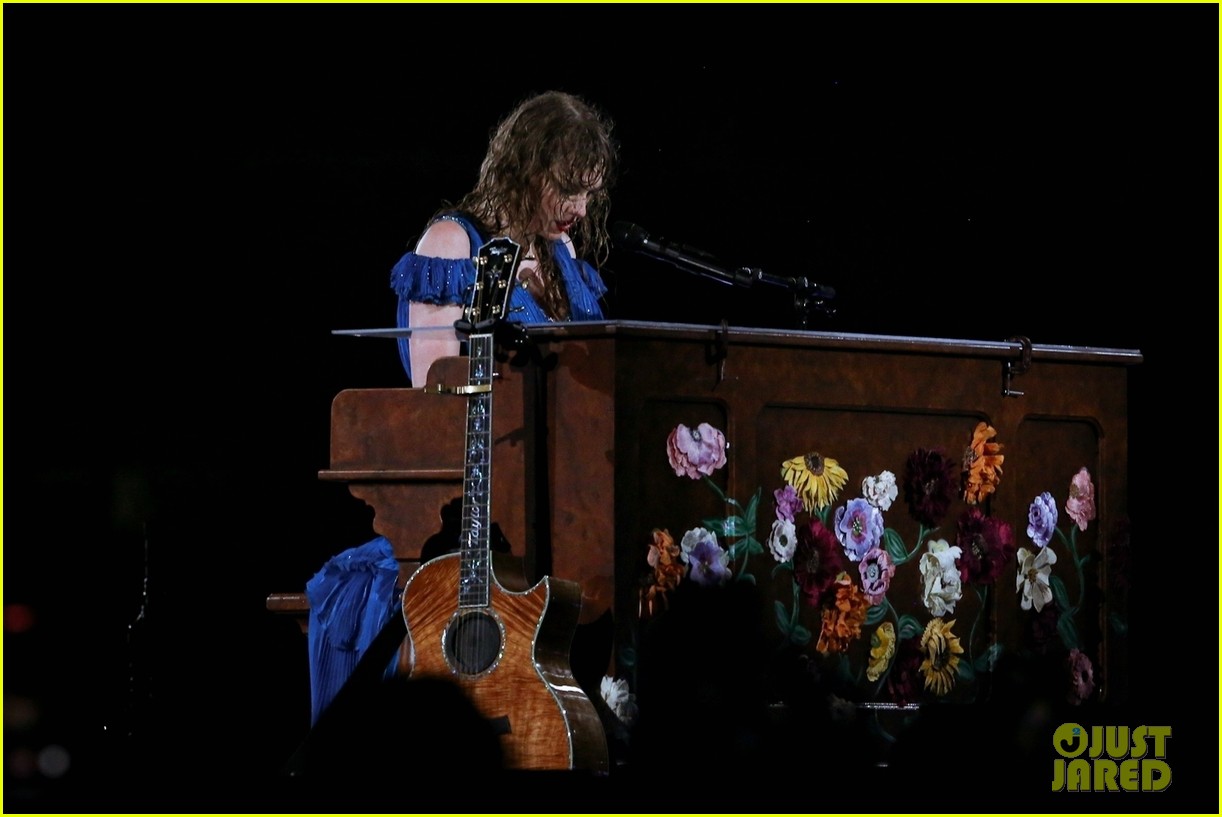 Photo: taylor swift rio rain show 169 | Photo 4988095 | Just Jared ...