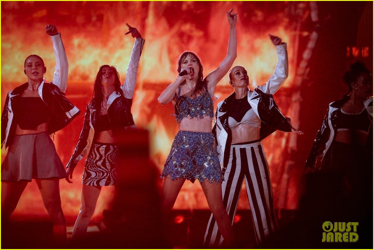 Photo: taylor swift rio rain show 173 | Photo 4988099 | Just Jared ...