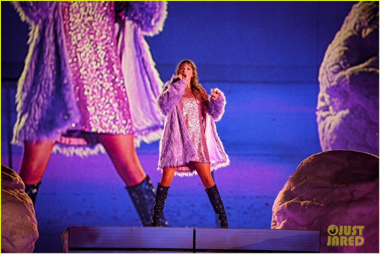 Photo: taylor swift rio rain show 176 | Photo 4988102 | Just Jared ...