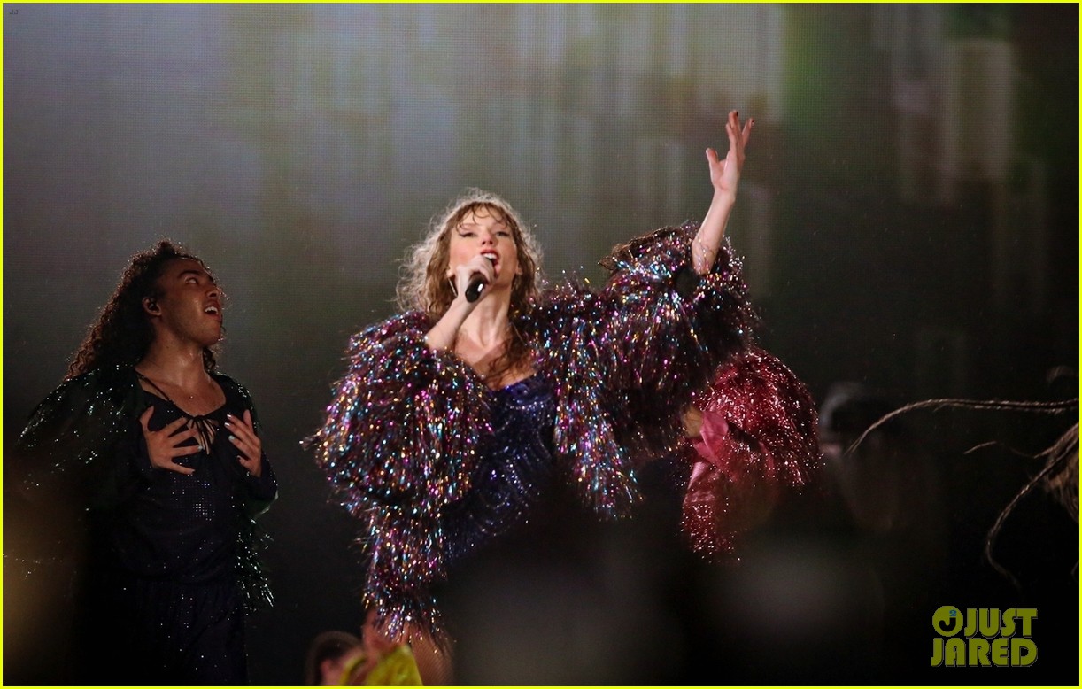 Photo: taylor swift rio rain show 178 | Photo 4988104 | Just Jared ...