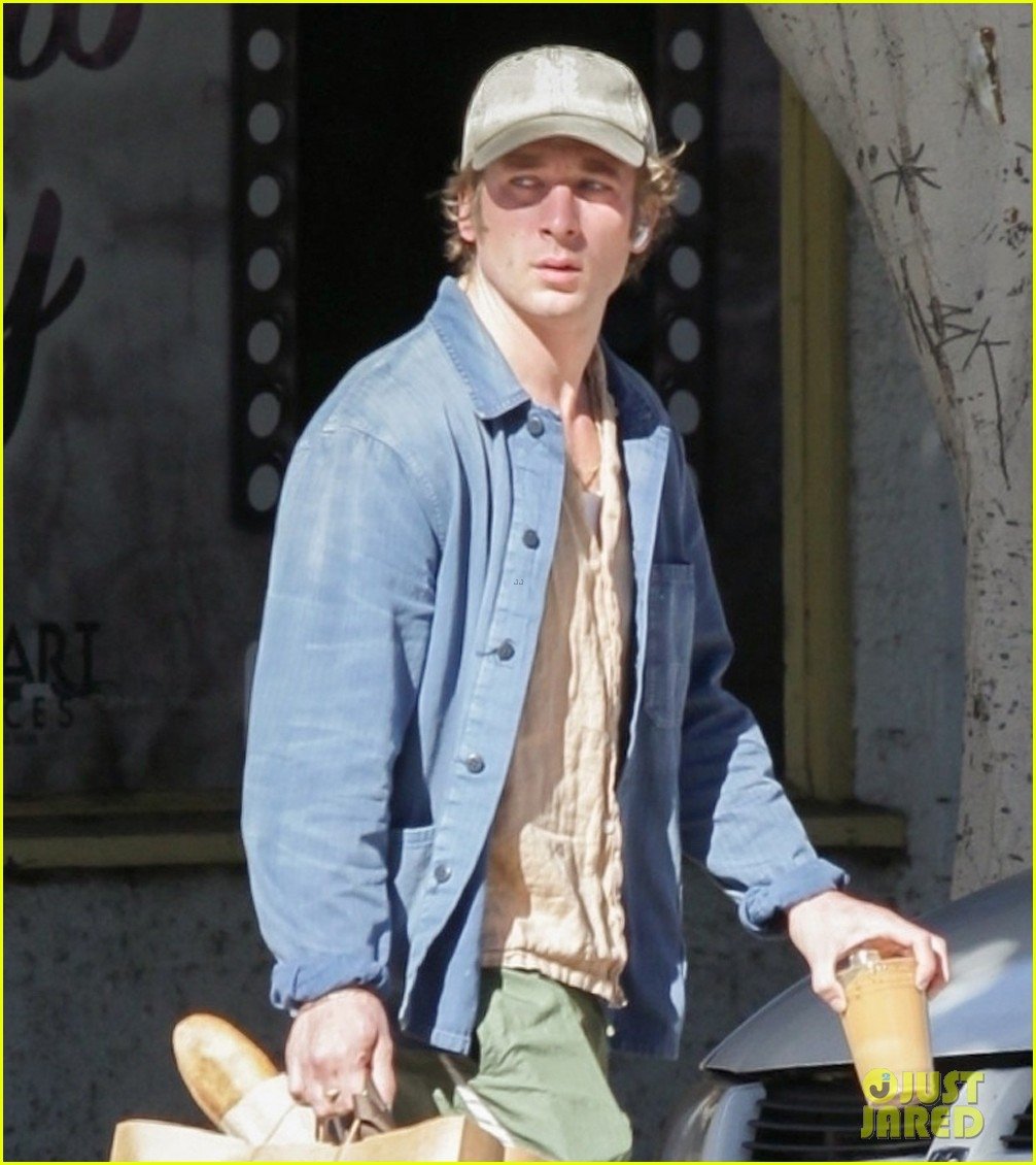 Jeremy Allen White Shops for Groceries & Flowers Ahead of Thanksgiving ...