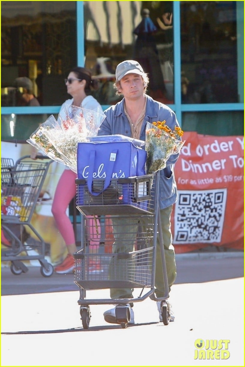 Jeremy Allen White Shops for Groceries & Flowers Ahead of Thanksgiving ...