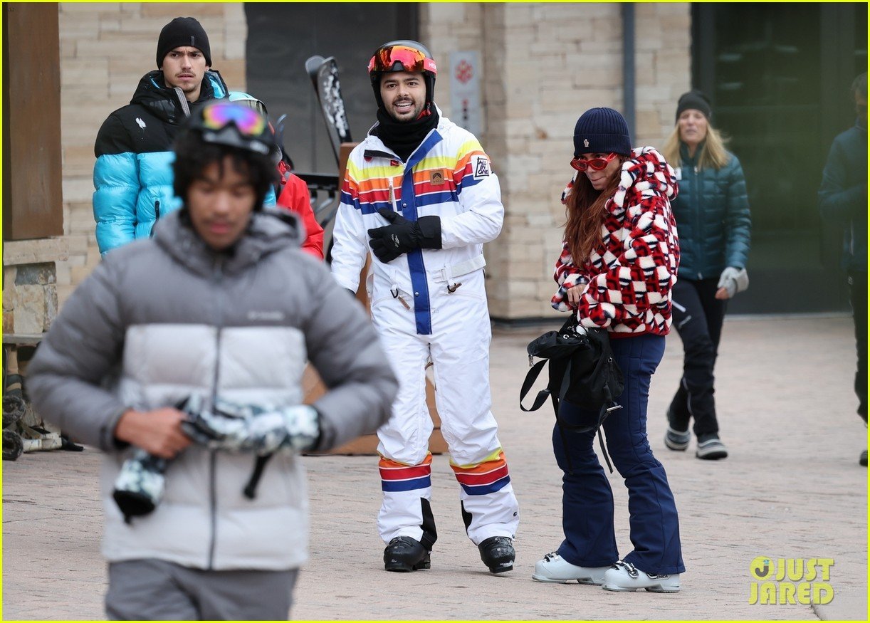 Anitta Gets In Some Vacation Time with Pals Lele Pons, Markell ...