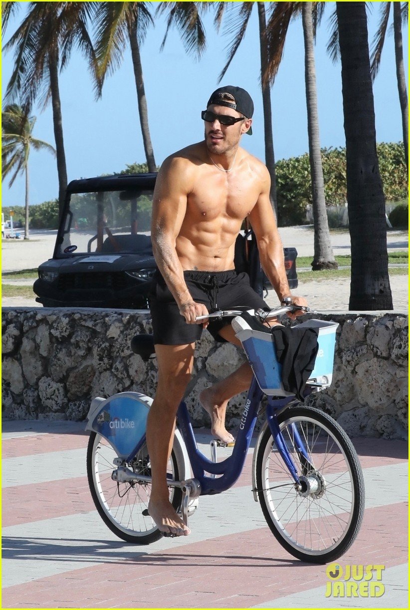 Chris Appleton Bares Ripped Body at the Beach in Miami Amid Divorce ...