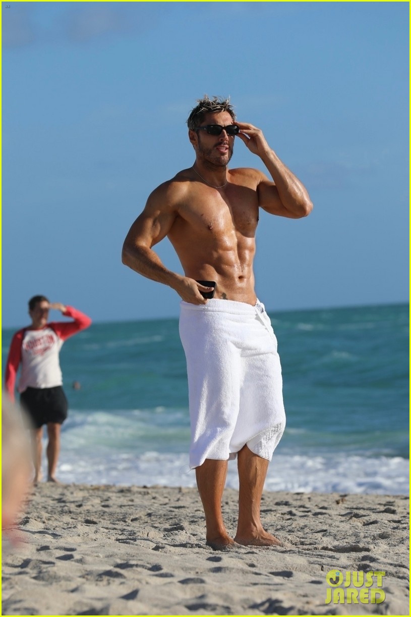 Chris Appleton Bares Ripped Body at the Beach in Miami Amid Divorce ...