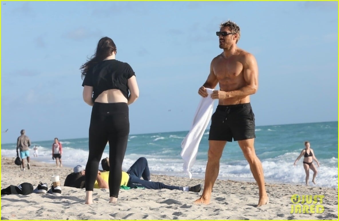 Chris Appleton Bares Ripped Body at the Beach in Miami Amid Divorce ...