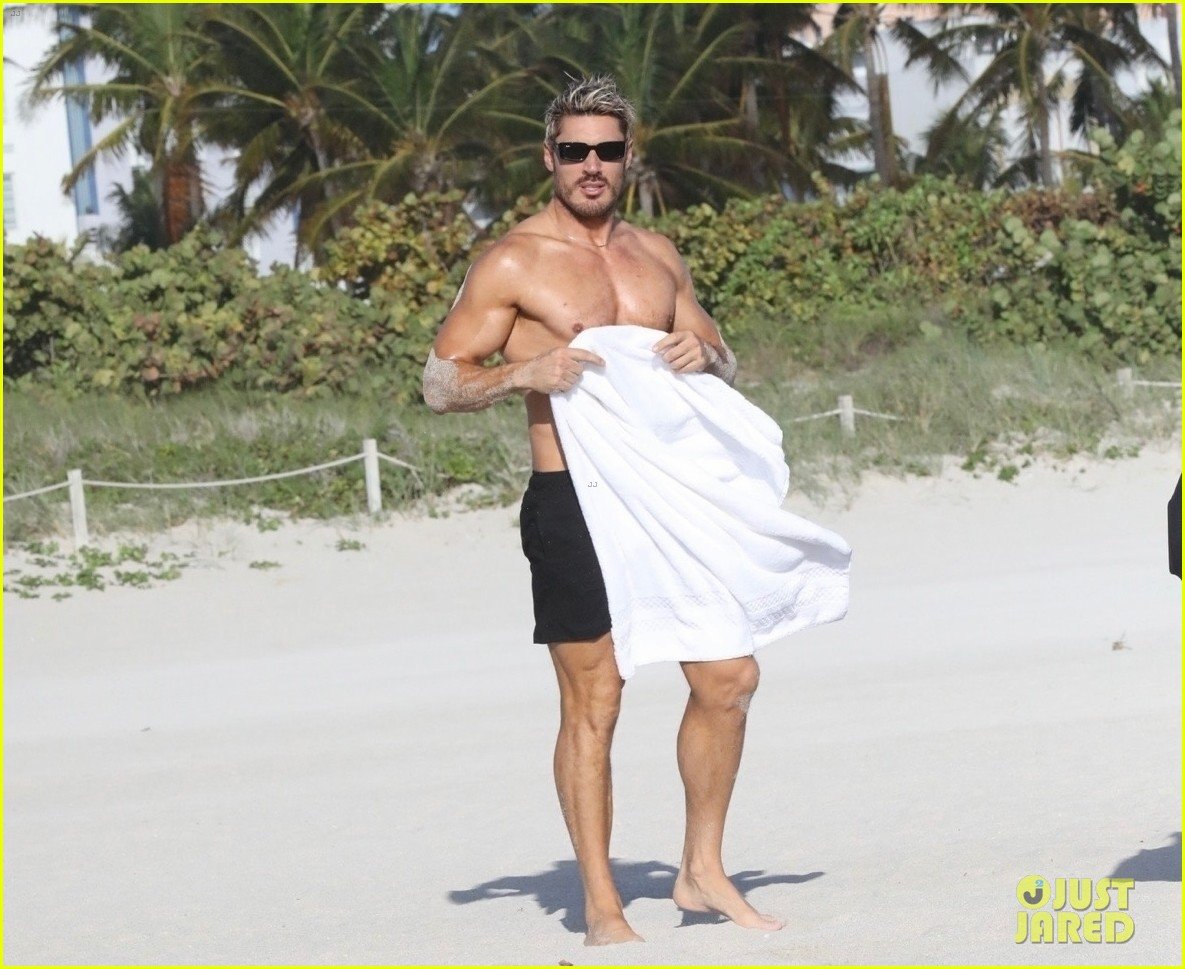 Chris Appleton Bares Ripped Body at the Beach in Miami Amid Divorce ...