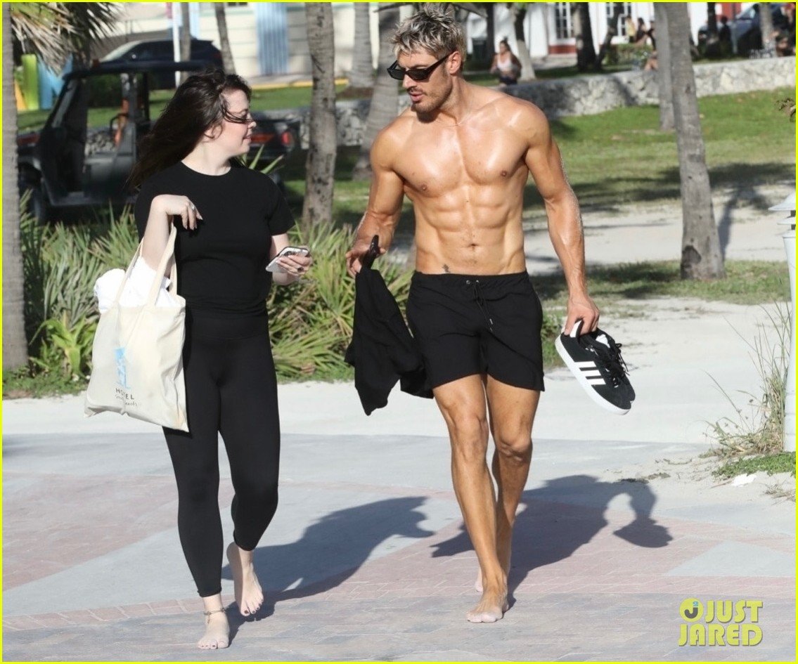 Chris Appleton Bares Ripped Body at the Beach in Miami Amid Divorce ...