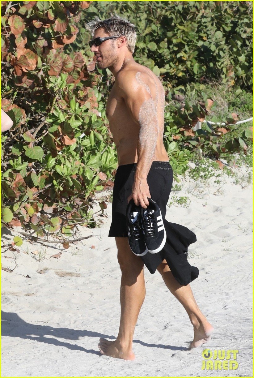 Chris Appleton Bares Ripped Body at the Beach in Miami Amid Divorce ...