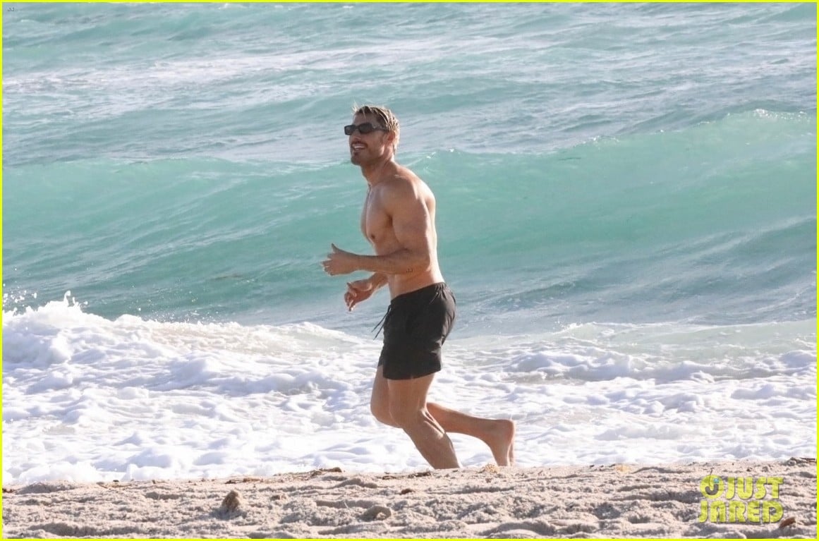 Chris Appleton Bares Ripped Body at the Beach in Miami Amid Divorce ...