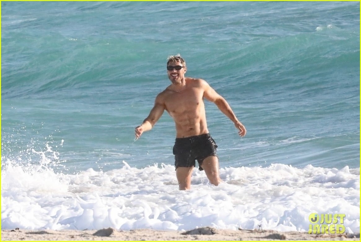 Chris Appleton Bares Ripped Body at the Beach in Miami Amid Divorce ...