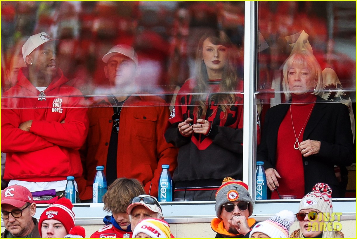 Inside Taylor Swift's Suite at Chiefs-Bills Game: Who's She Sitting ...